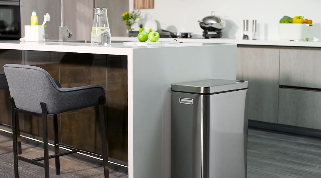 פח רגלית 45 ליטר בצבע שחור EKO EK9368MP X CUBE KITCHEN BIN 45L
